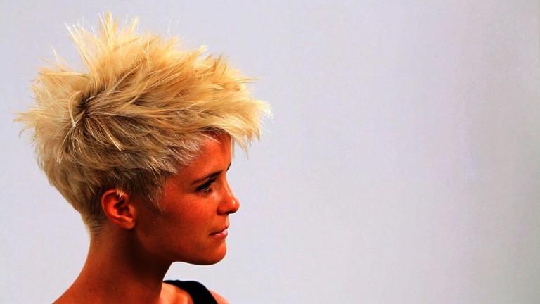21 Steal more attention by splashing your punk hairstyle in wild colors ...