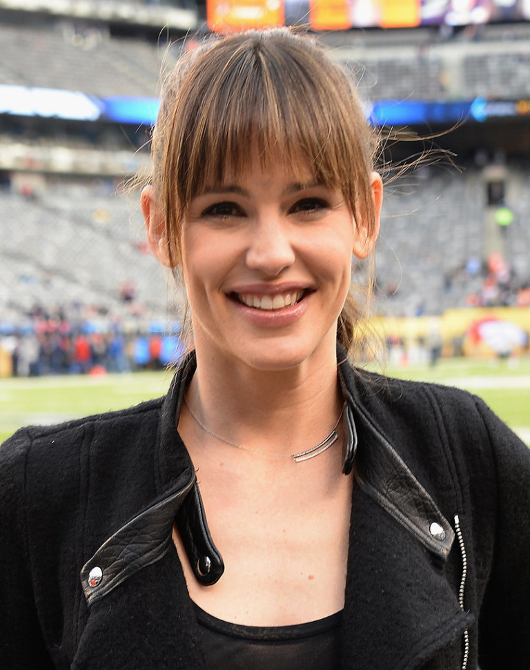 15 Jennifer Garner Hairstyles With Bangs Tips From Her Own Hair Stylist ...