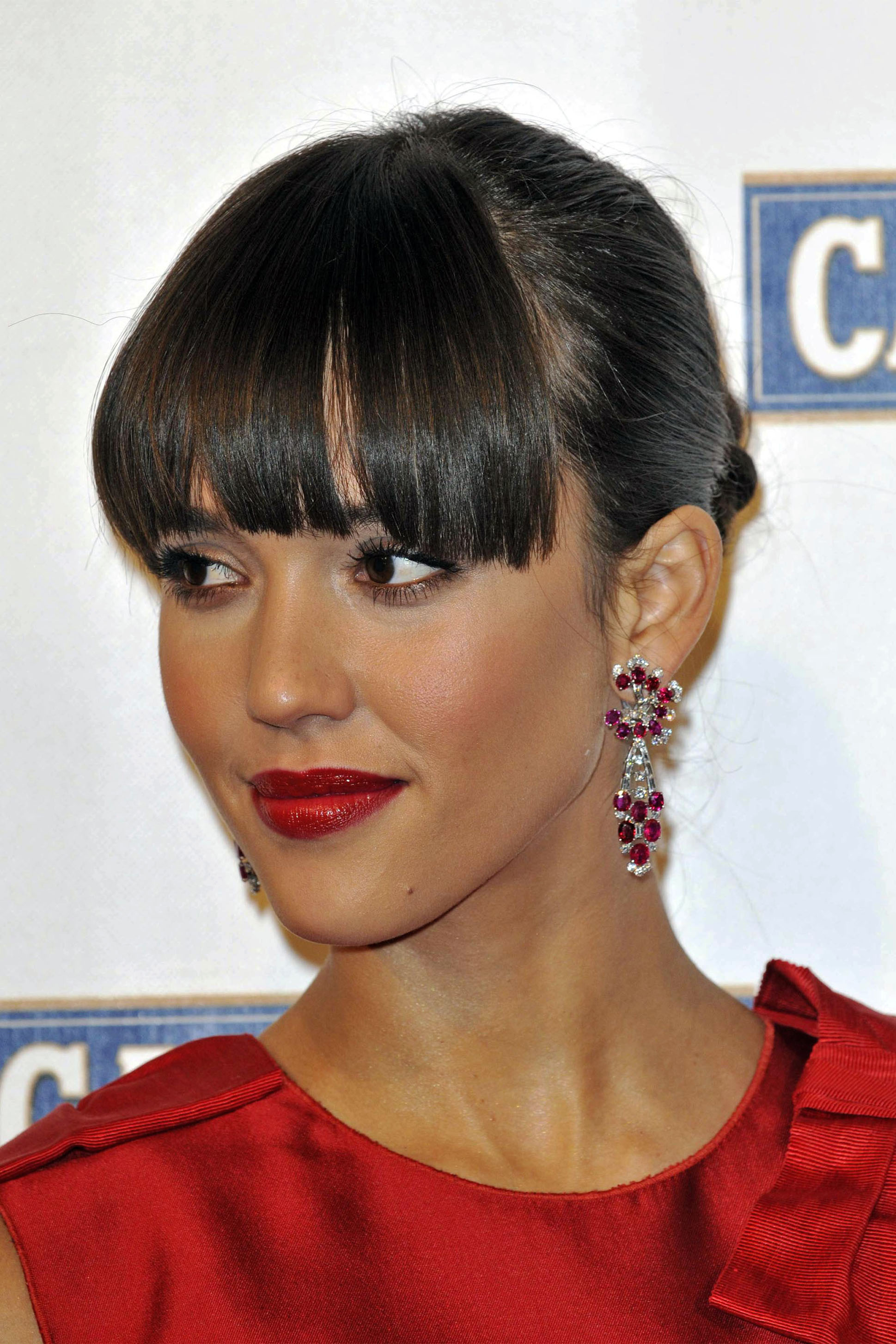 11 Rocking the Jessica Alba Bangs – HairStyles for Women